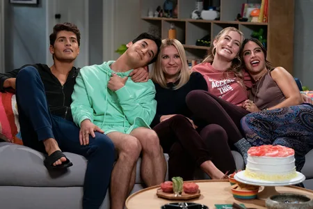 ‘Pretty Smart’: Where You’ve Seen The Netflix Cast Before | ELLE