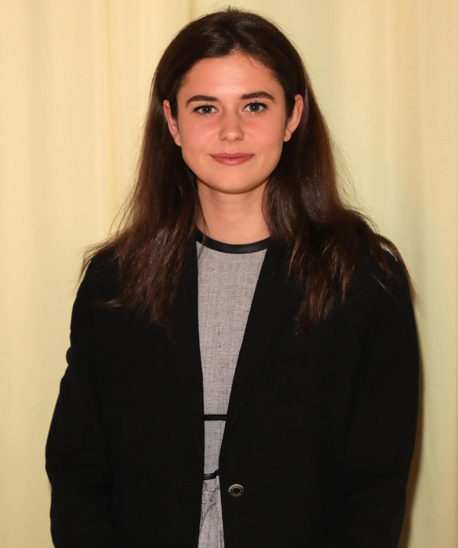 Who Is Alison Oliver? Age, Boyfriend, Acting Background | ELLE