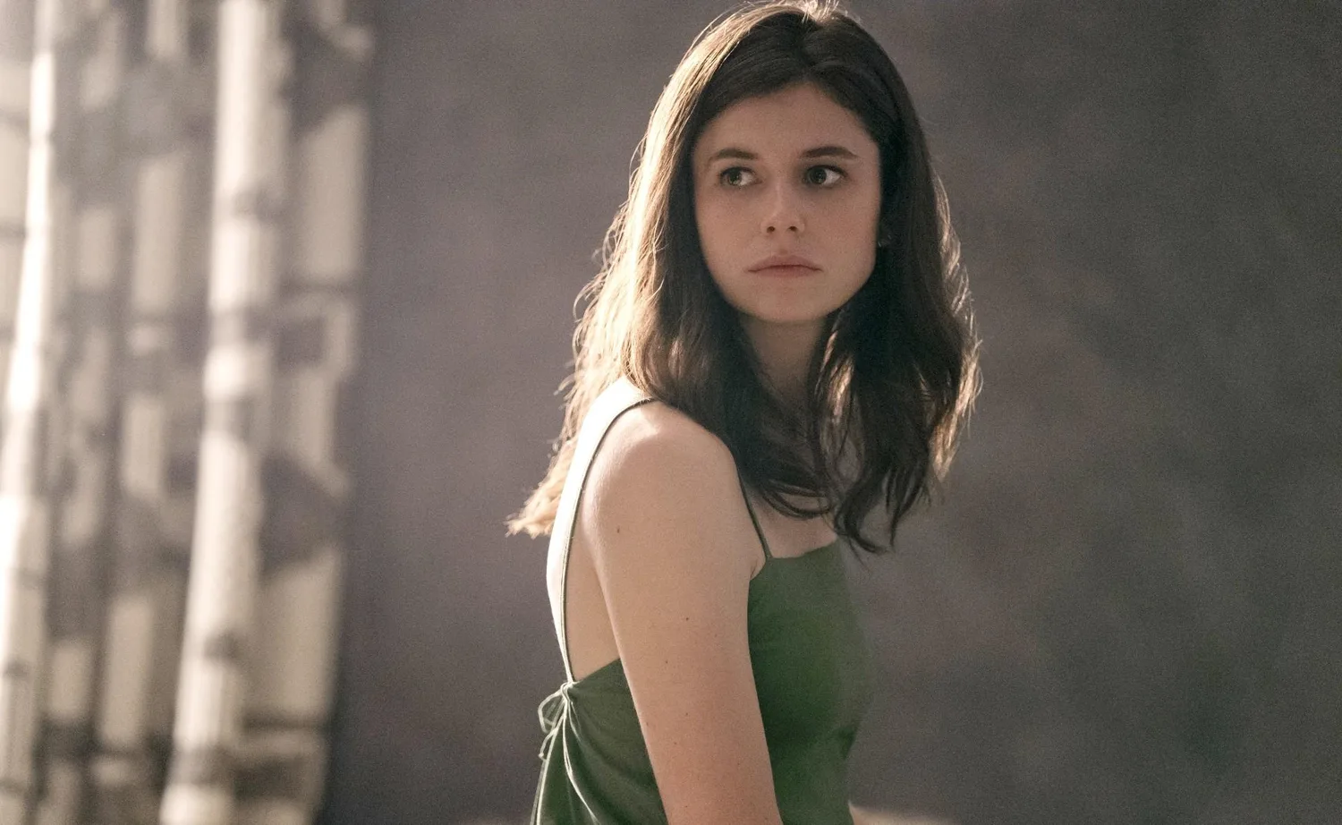 Who Is Alison Oliver? Age, Boyfriend, Acting Background | ELLE