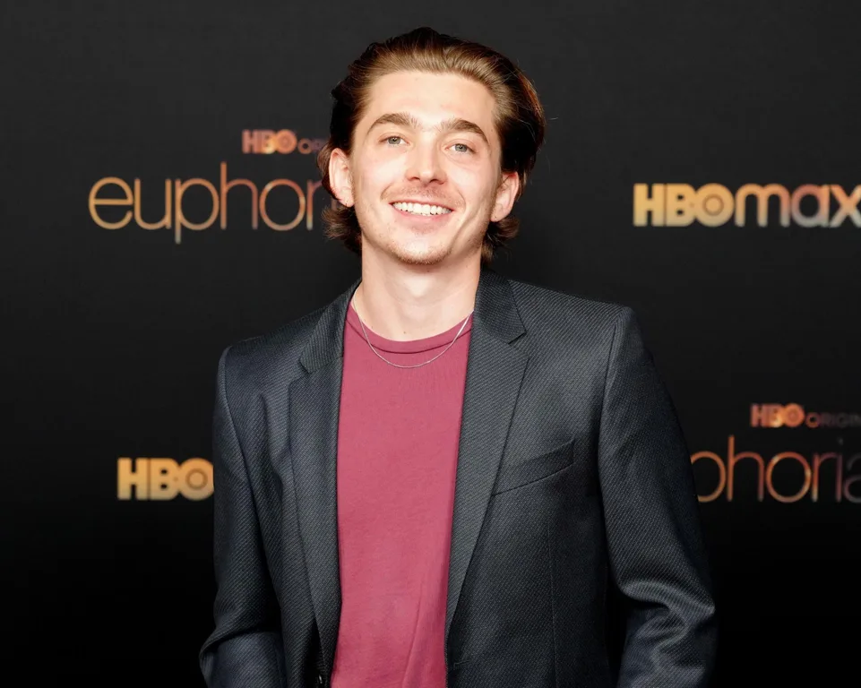 Does Austin Abrams Have a Girlfriend? Everything to Know | ELLE