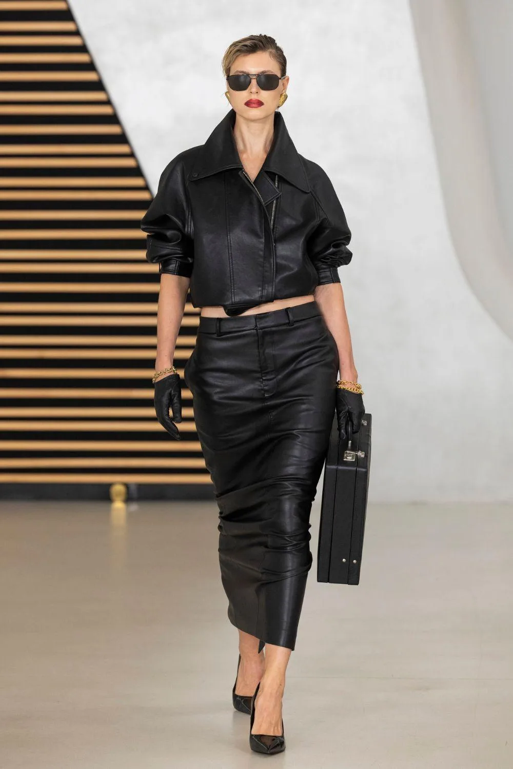 Power Dressing: How To Wear A Power Suit 2023