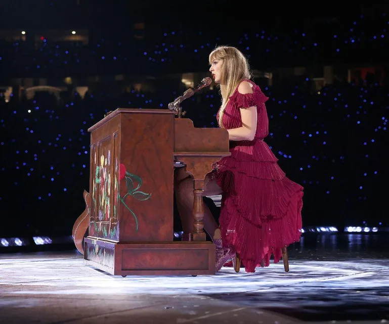 Swift Cries During ‘I Don’t Wanna Live Forever’ On Tour | ELLE