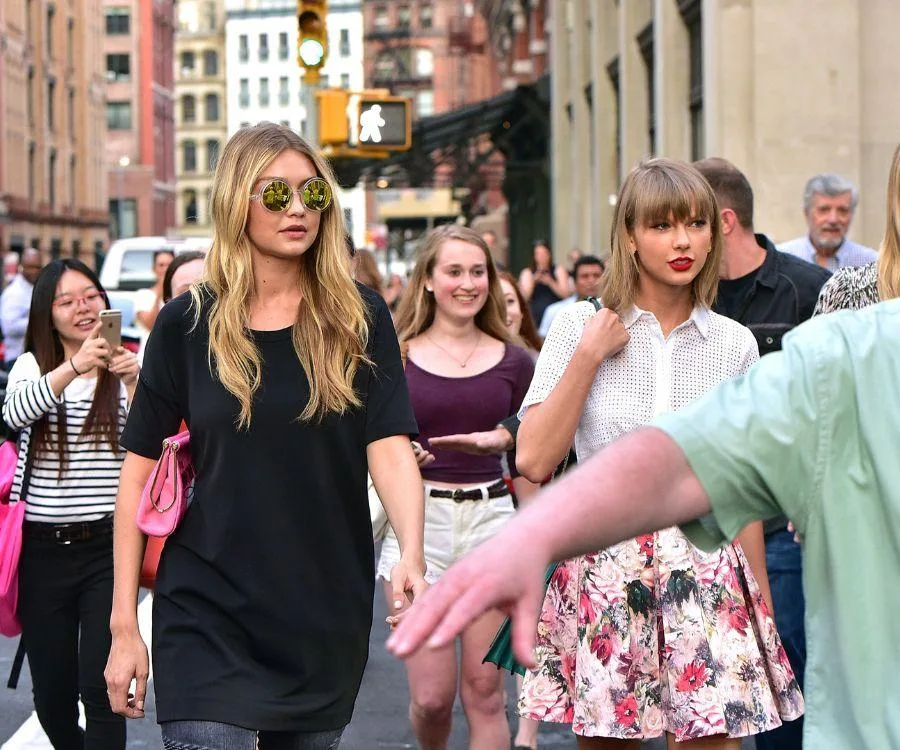 A Guide To All Of Taylor Swift’s Celebrity Best Friends