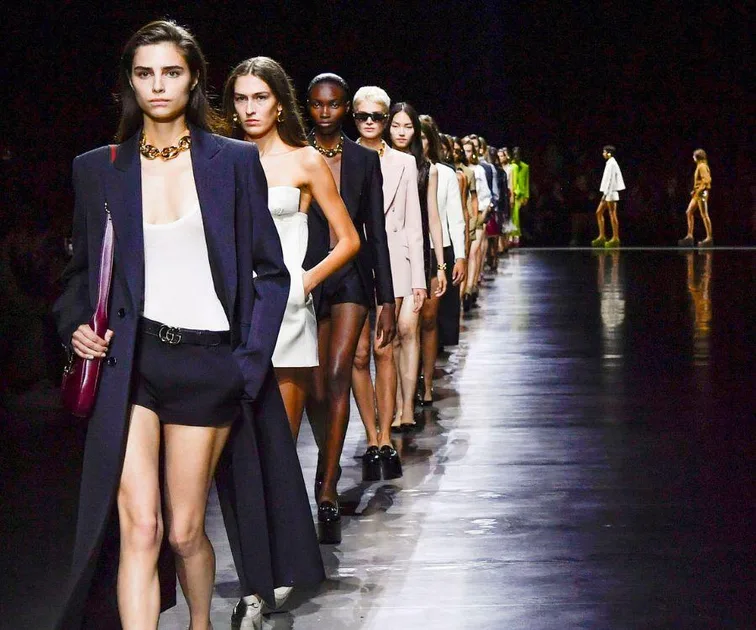 Sabato De Sarno Debuts Surprisingly Minimal Gucci Spring/Summer 2024 ...