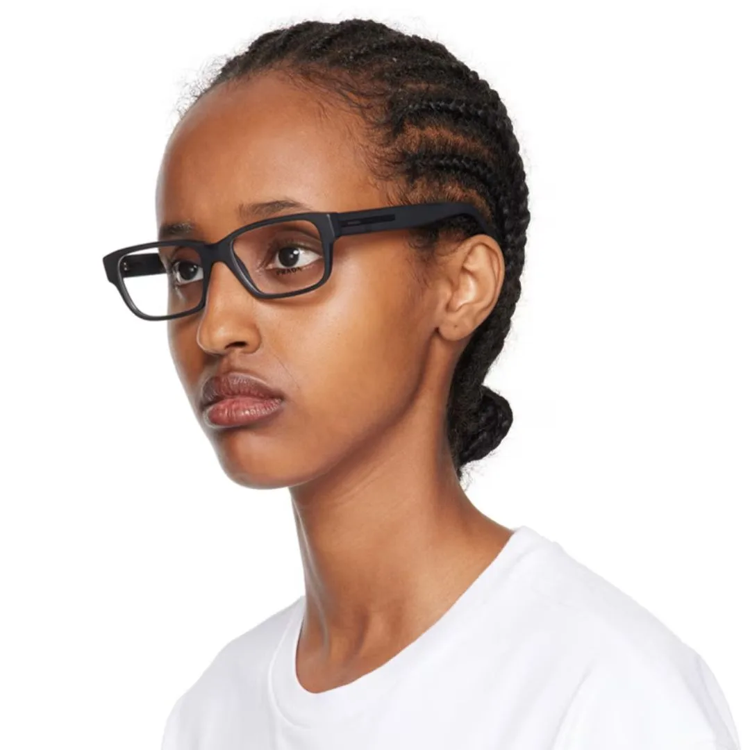 Fashion Girlies Can’t Stop Wearing Sensible Glasses | ELLE