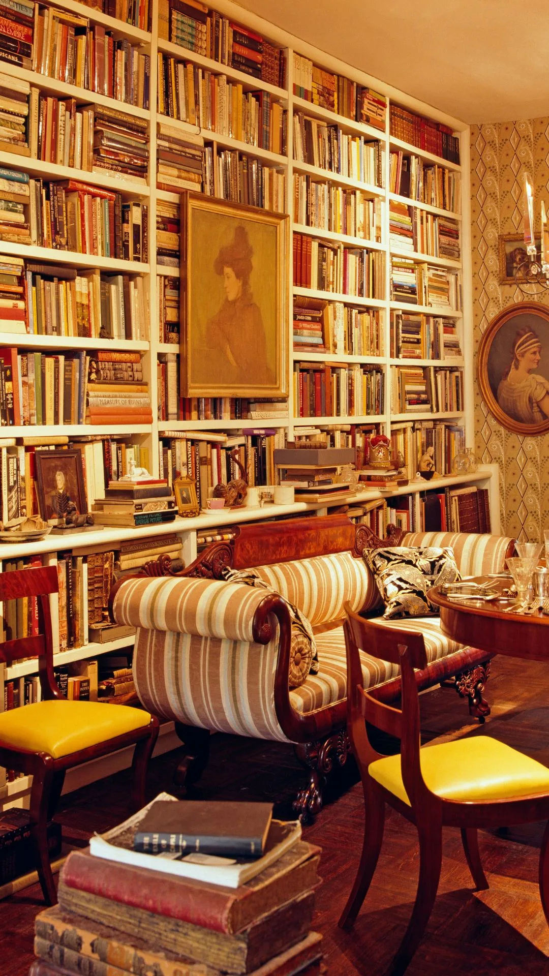 Bookshelf Wealth: Achieve TikTok Aesthetic on Budget | ELLE