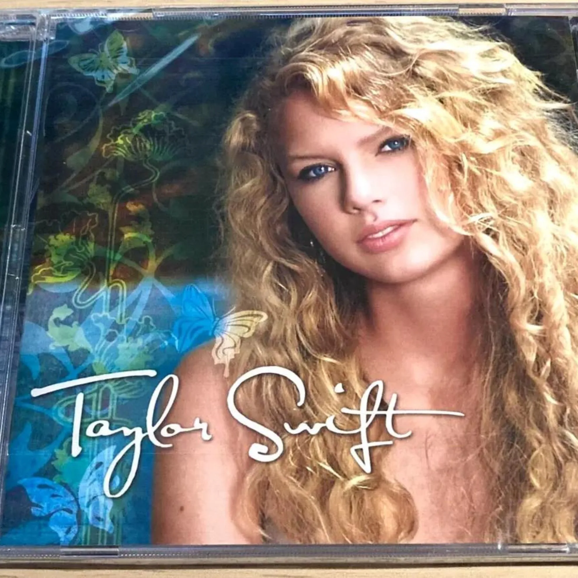 Taylor Swift’s Green Outfits: Decoding Theories | ELLE | ELLE