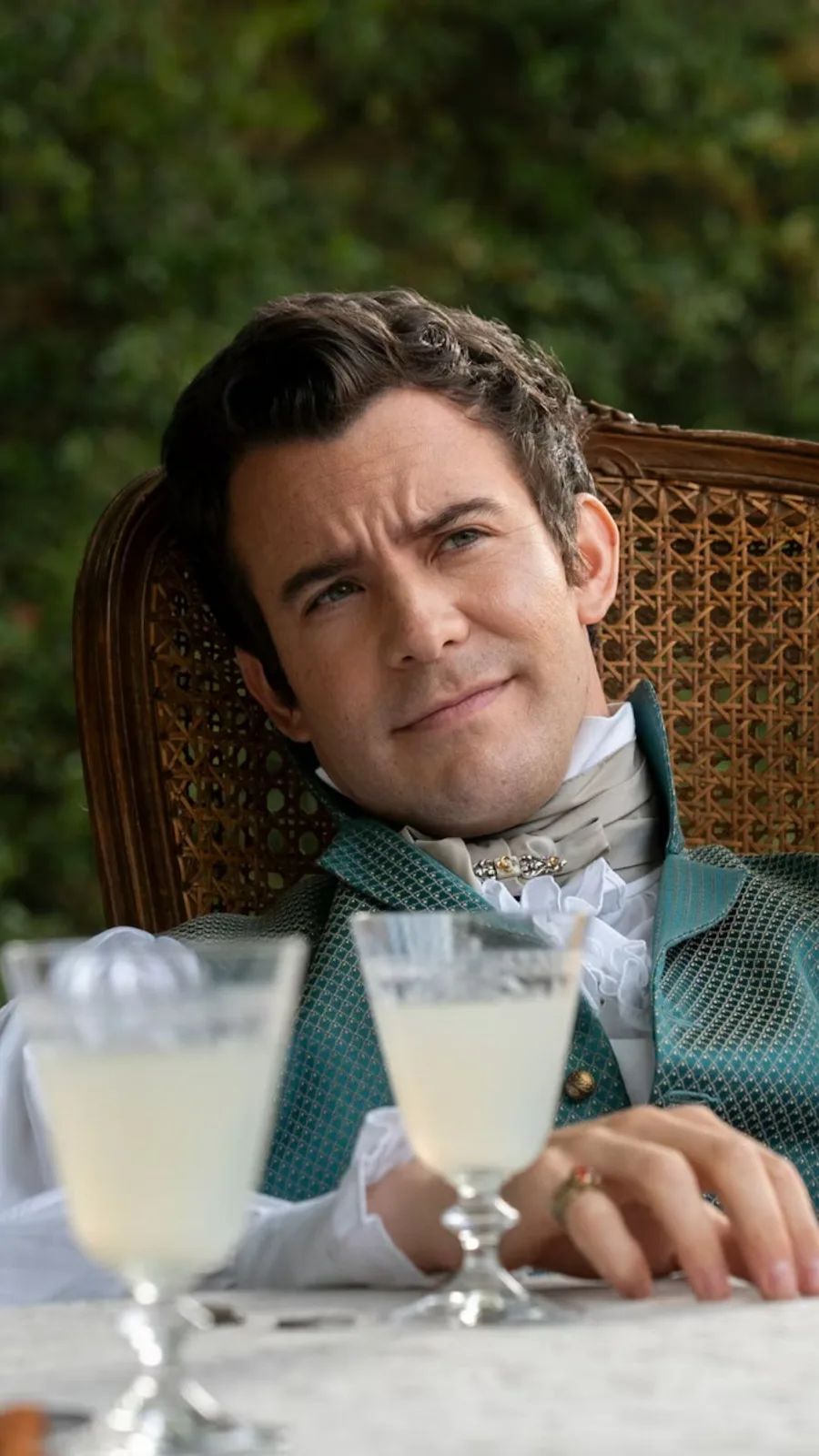 Who Is Luke Thompson, AKA Benedict Bridgerton, Dating? | ELLE