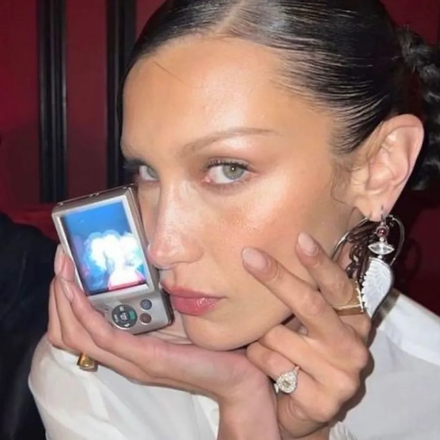 Cool Girls Use Digital Cameras For Instagram Photos | ELLE | ELLE