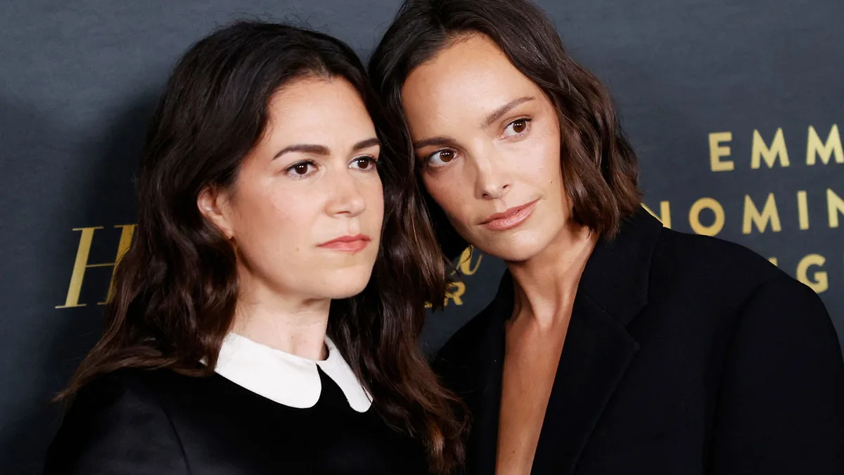 Abbi Jacobson & Jodi Balfour’s Ultimate Cool Girl Wedding | ELLE