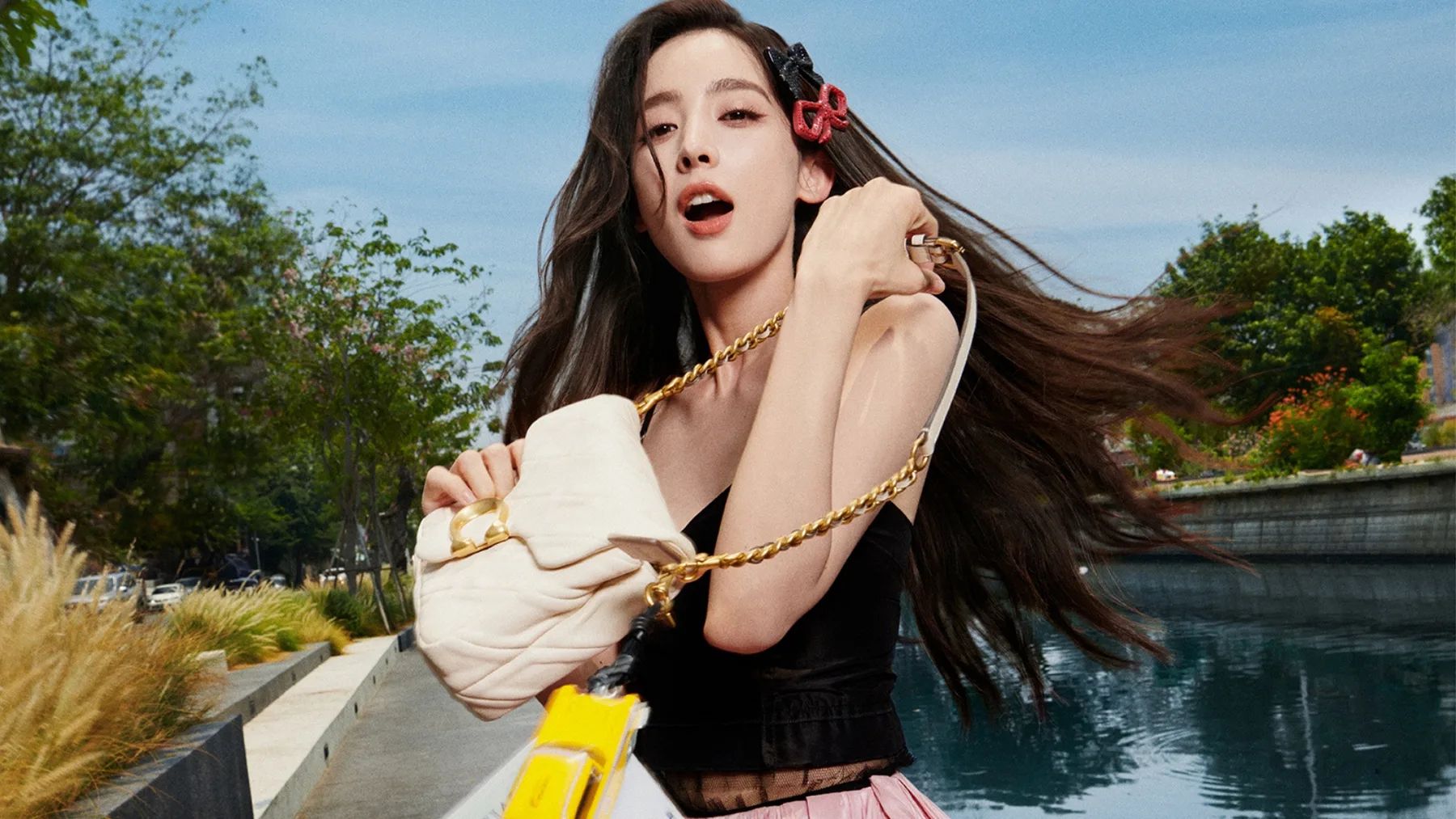 Say Hello To This Season’s Most Versatile Shoulder Bag | ELLE