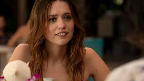 We're Obsessed With Teeth On The White Lotus