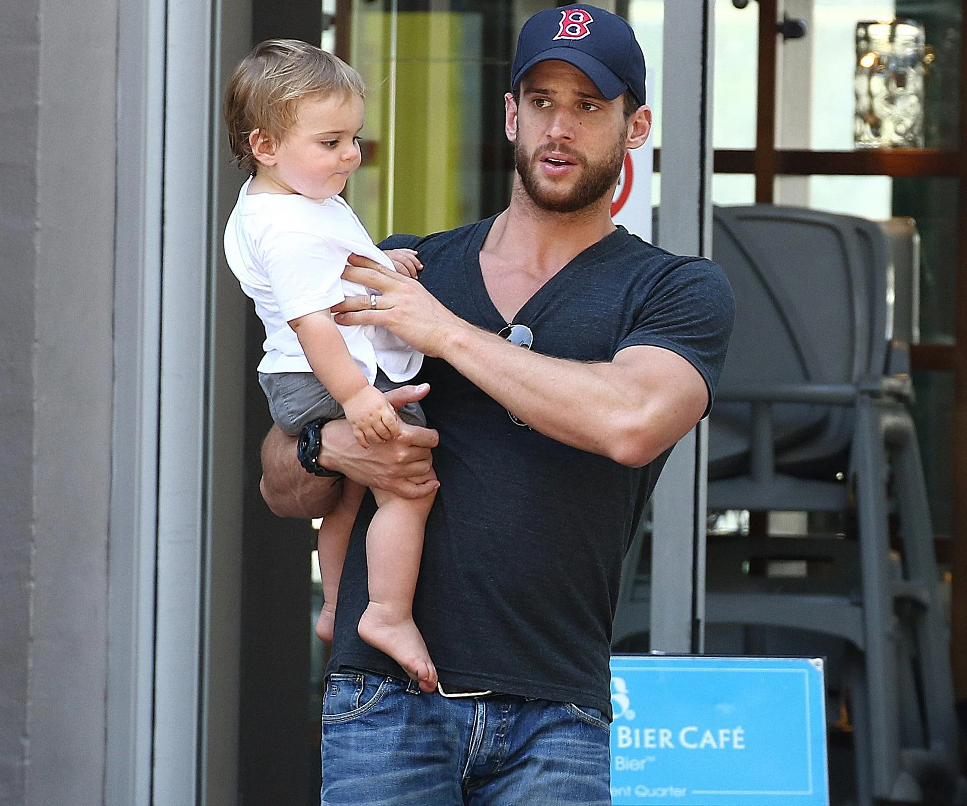 Dan Ewing beach date with his wife Marni and son Archer
