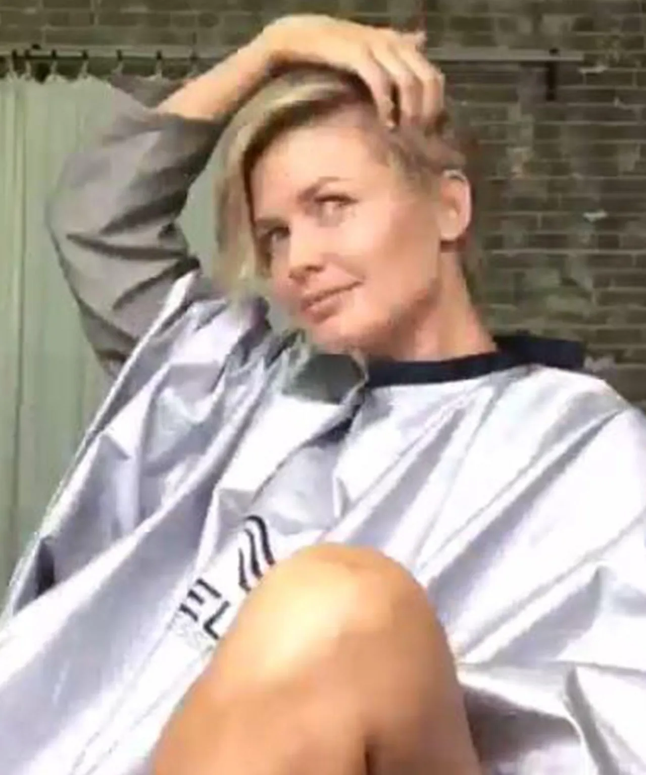Lara Bingle debuts new pixie haircut