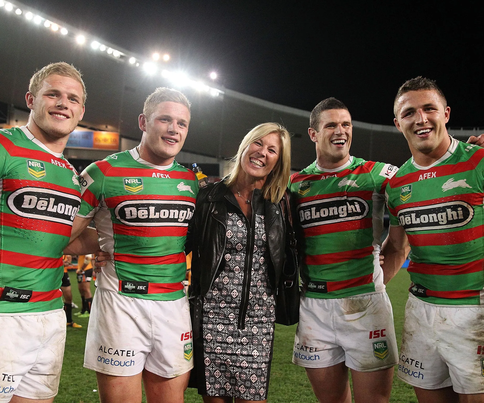 Is Russell Crowe dating Julie Burgess