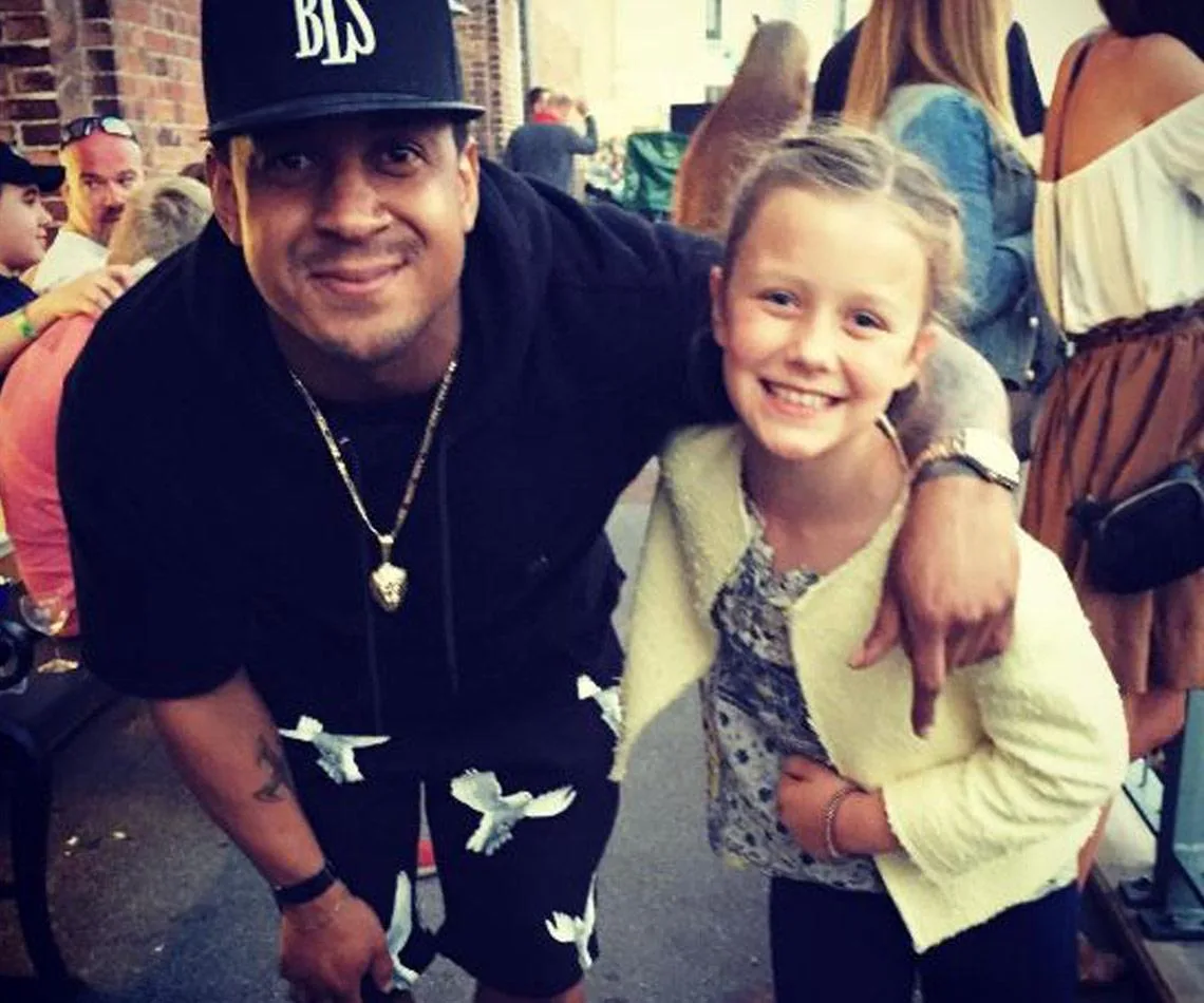 Princess Isabella snaps selfie with famous singer