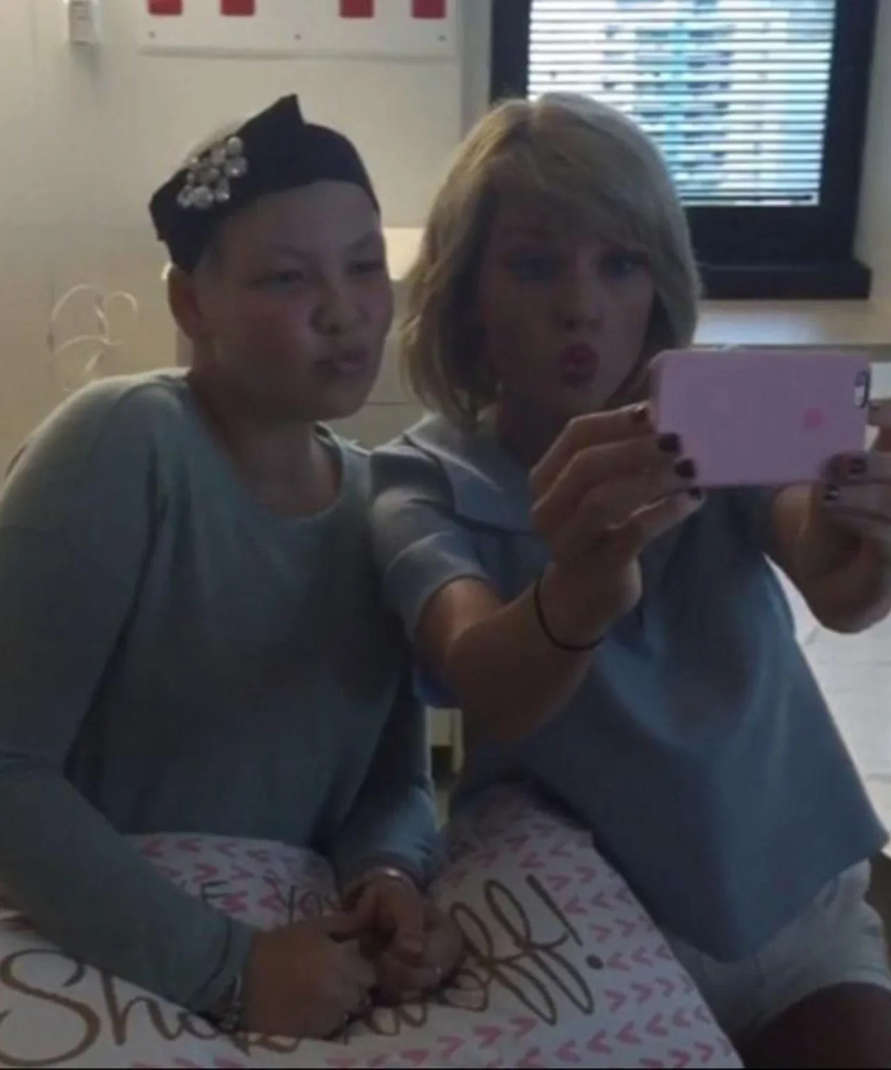Taylor Swift visits sick kids at Australian hospital
