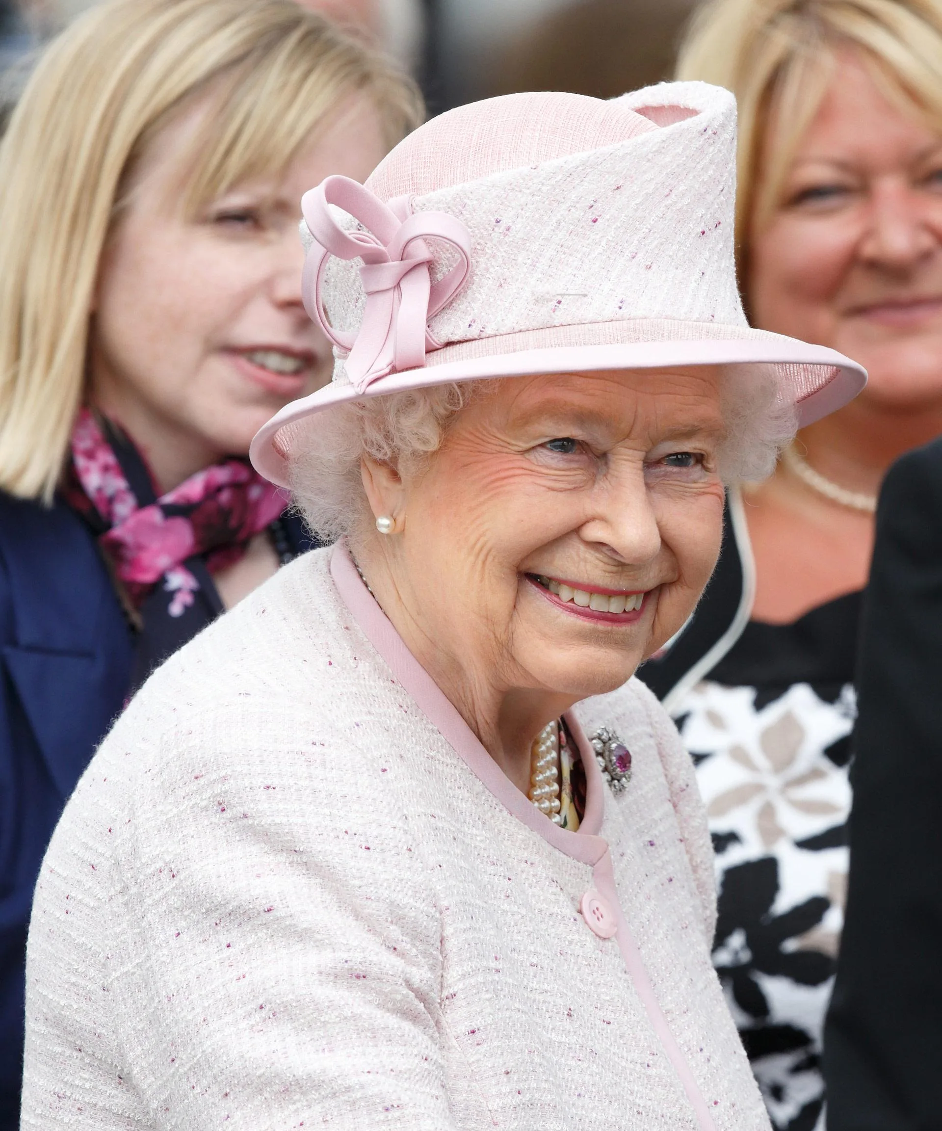Queen Elizabeth’s surprise visit to a pub for dinner
