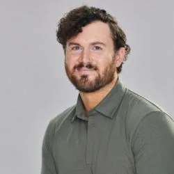 Abbie Chatfield's mum Laura is taking on The Golden Bachelor! | Now To Love