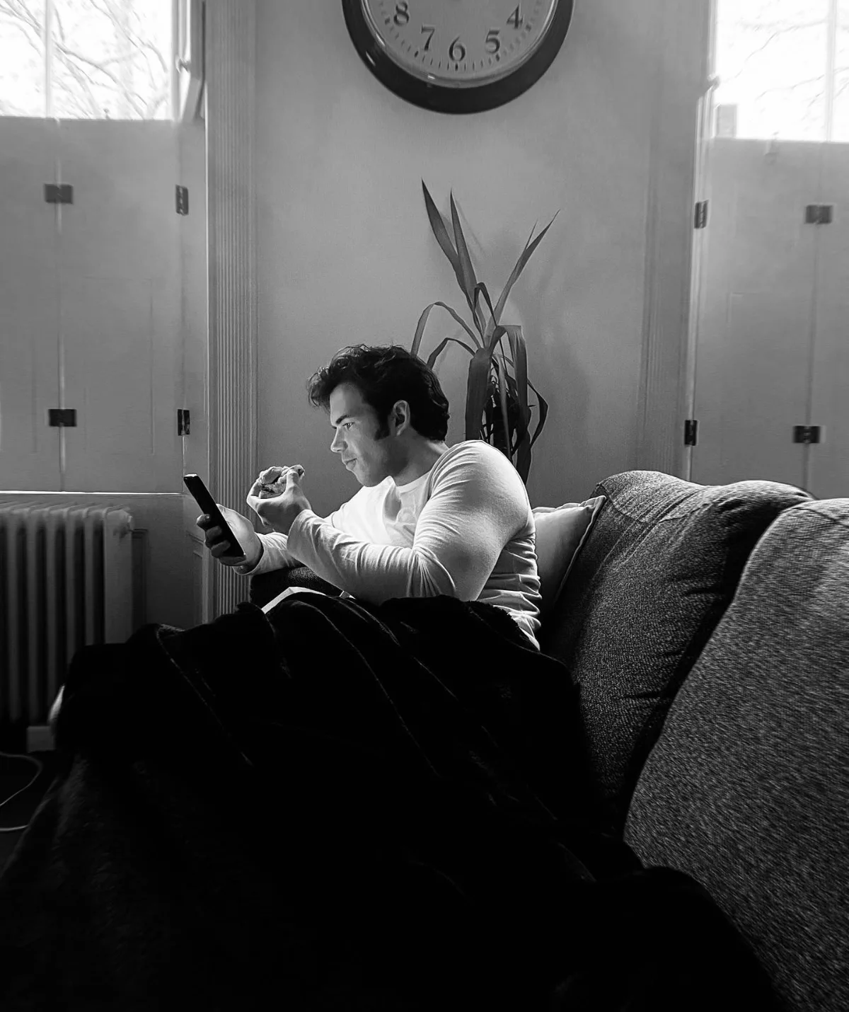 Does Bridgerton's Luke Newton have a girlfriend? His dating history ...