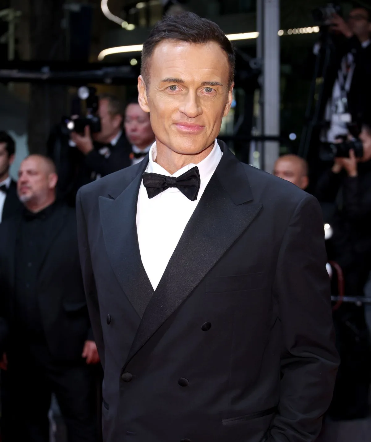 Julian McMahon's sisters are "completely shattered" after his death ...