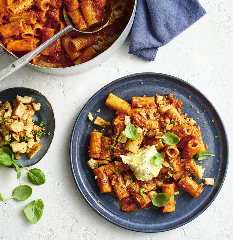 Red pepper pasta with cheesy garlic crumbs | Now To Love