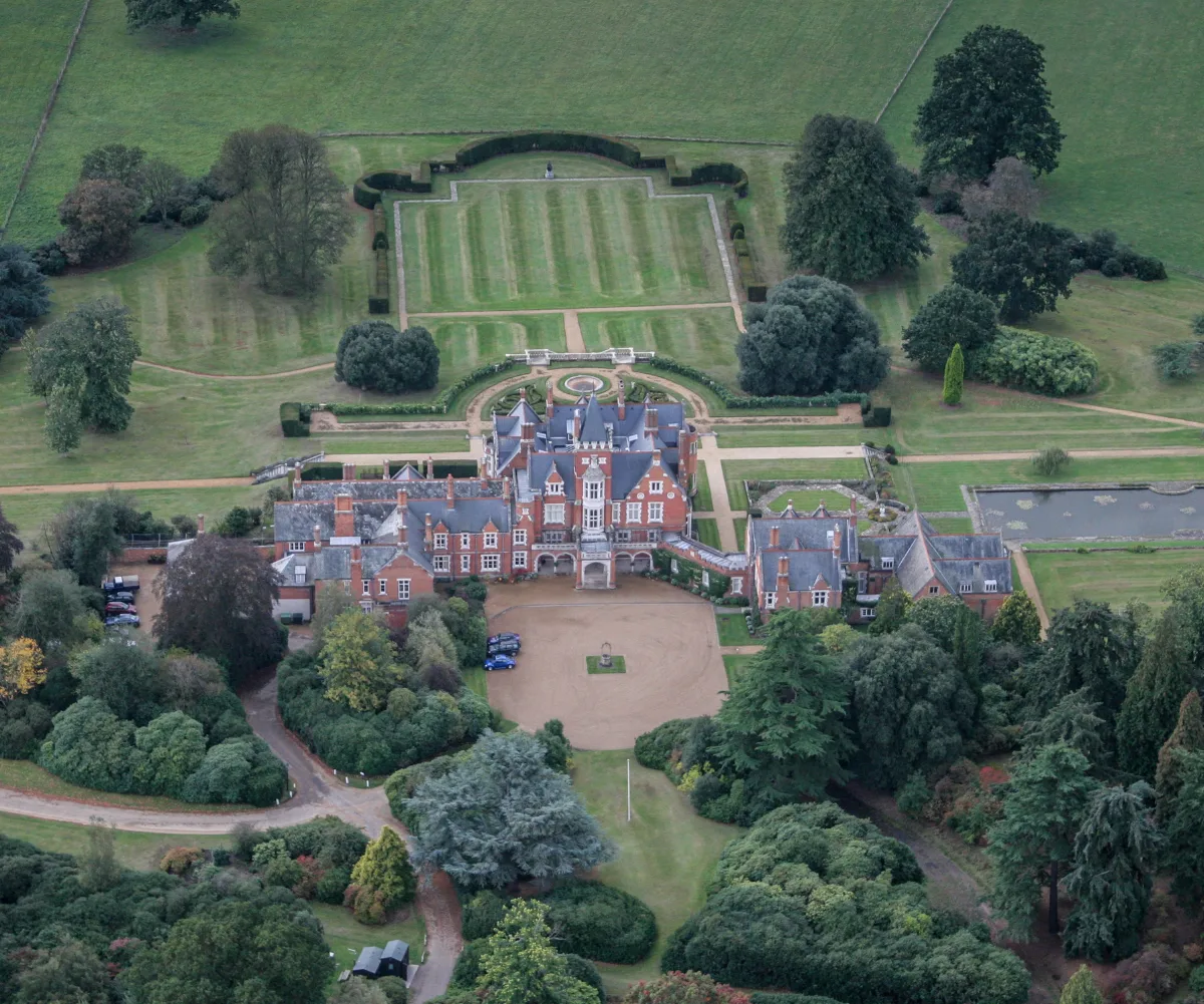 Where does the British Royal Family actually live?