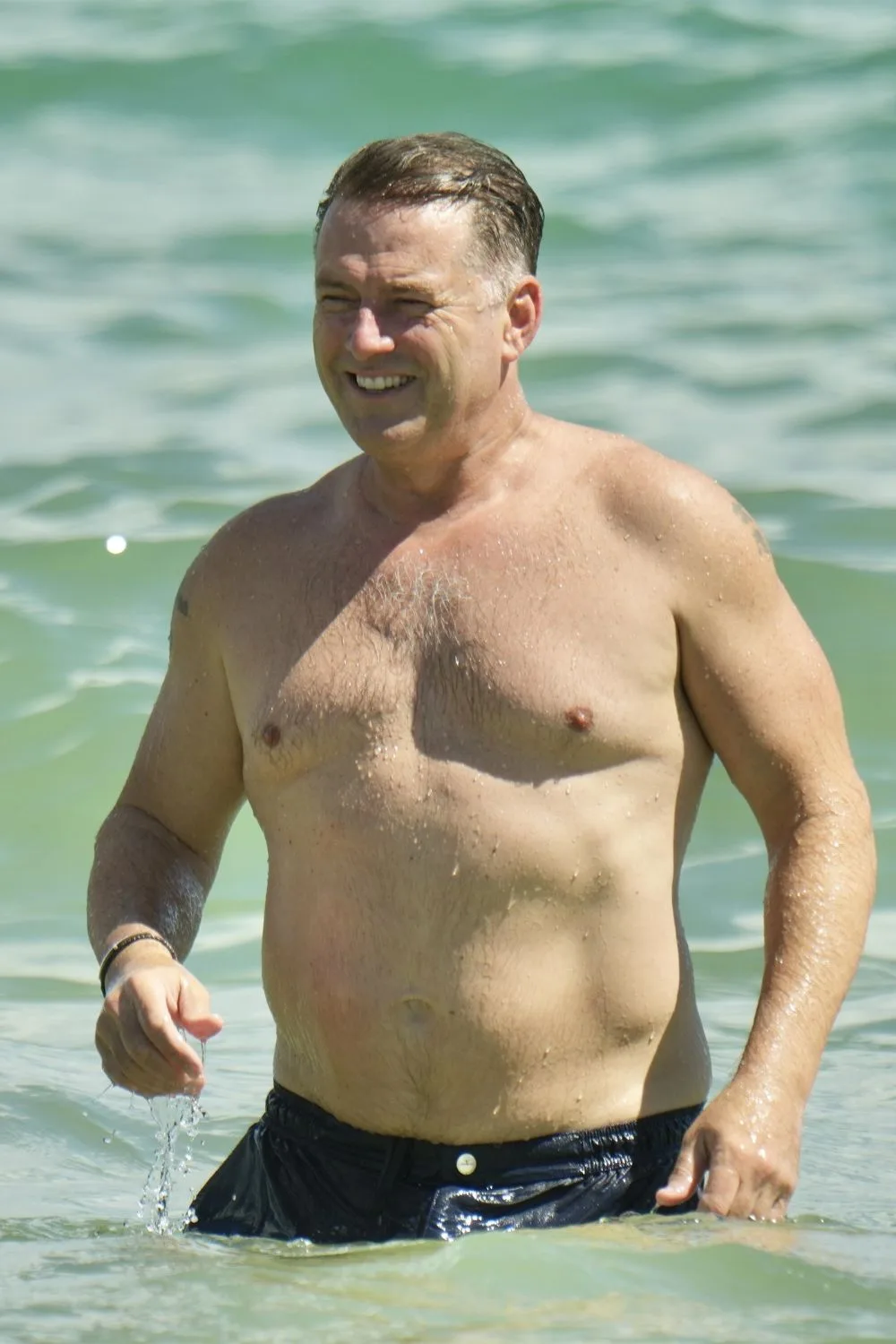 Shirtless Karl Stefanovic shows off weight loss in beach pics | Now To Love
