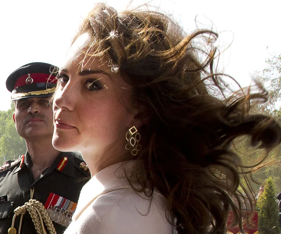 Kate’s windy wardrobe malfunction