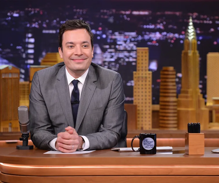 Jimmy Fallons falls and hurts his hand again