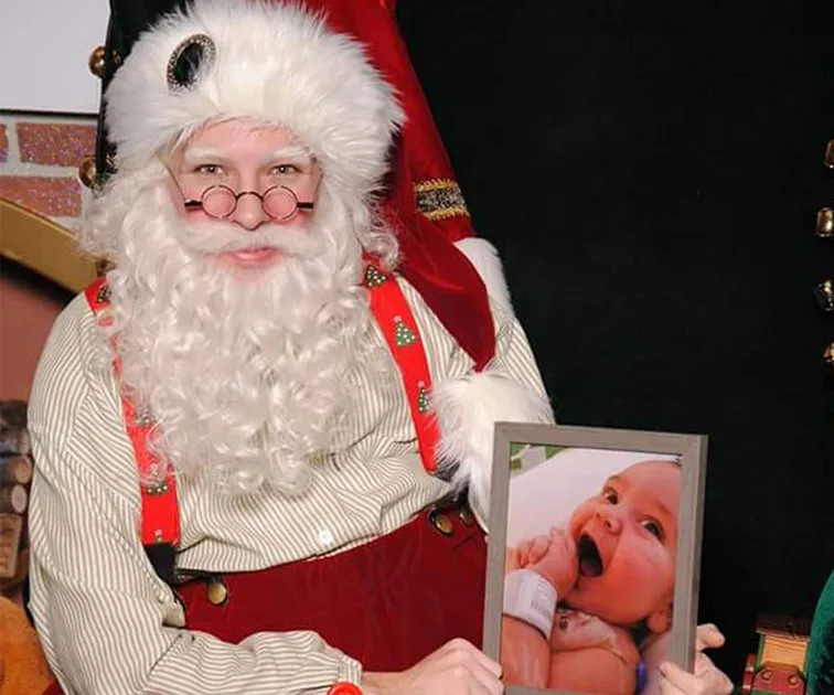Santa Claus grants grieving dad his wish