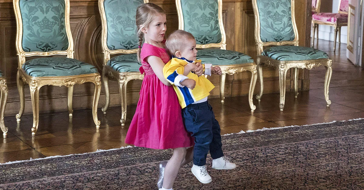 Princess Estelle meets the National Ice Hockey Team