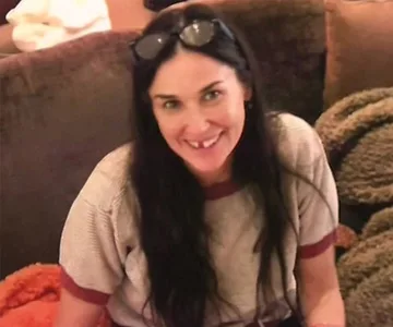 Demi Moore missing her two front teeth