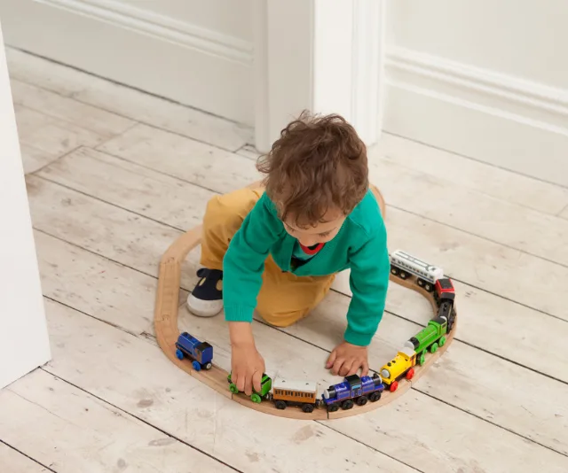 How to encourage your toddler's alone time: Playtime & development