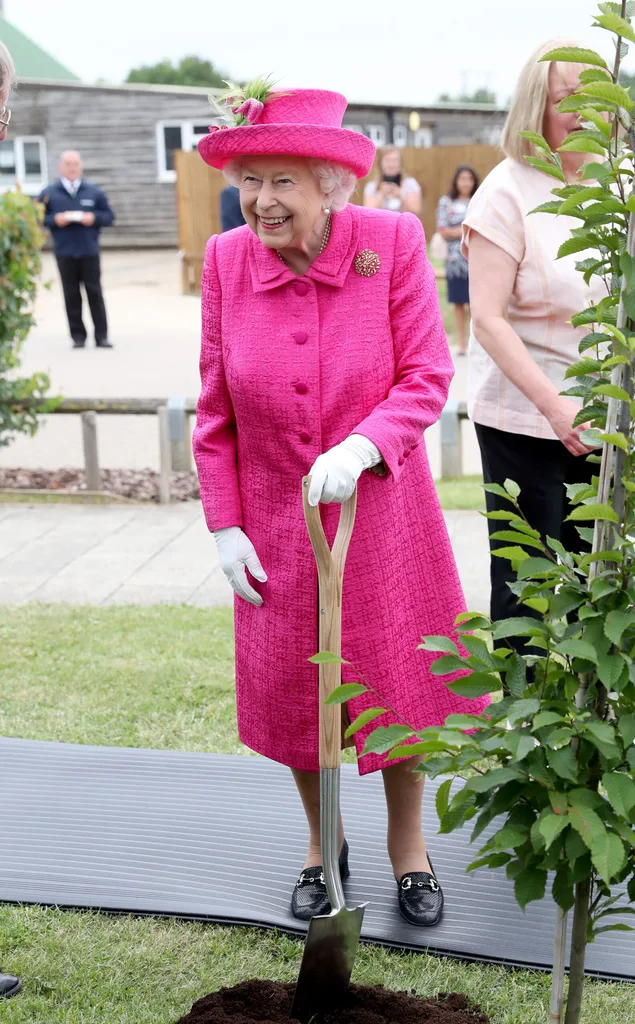 Queen Elizabeth's sassy response to planting a tree will have you in ...