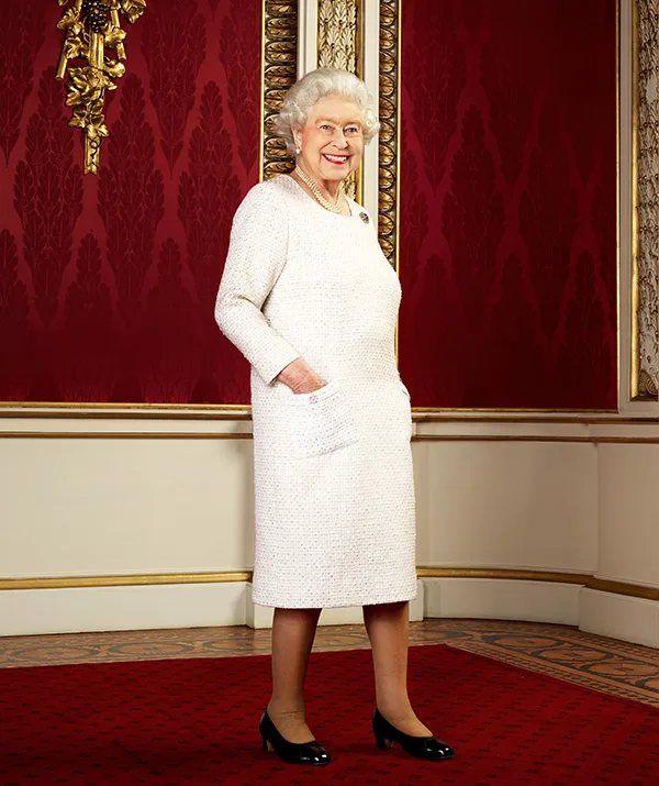 Queen Elizabeth's new photo with her hands in her pockets breaks the ...
