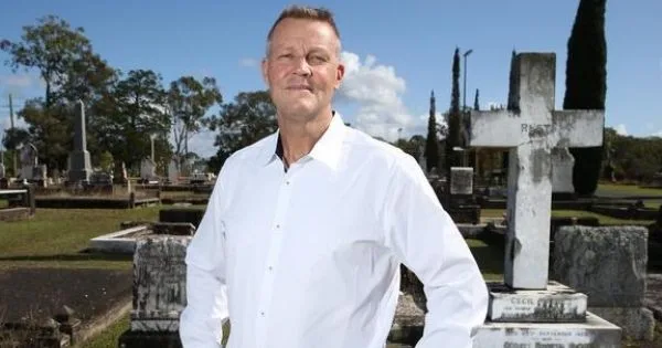 Coffin confessor gets paid to gatecrash funerals for a living