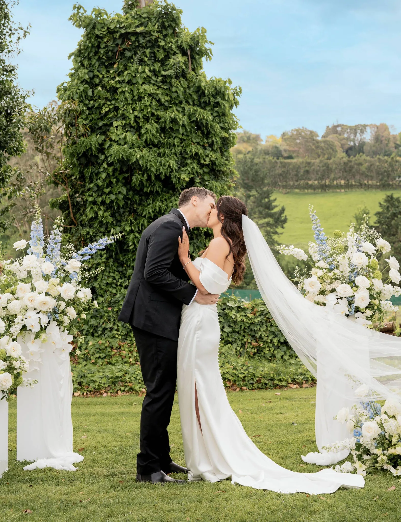 TVNZ's Michelle Prendiville & Rugby star Marty Banks tie the knot
