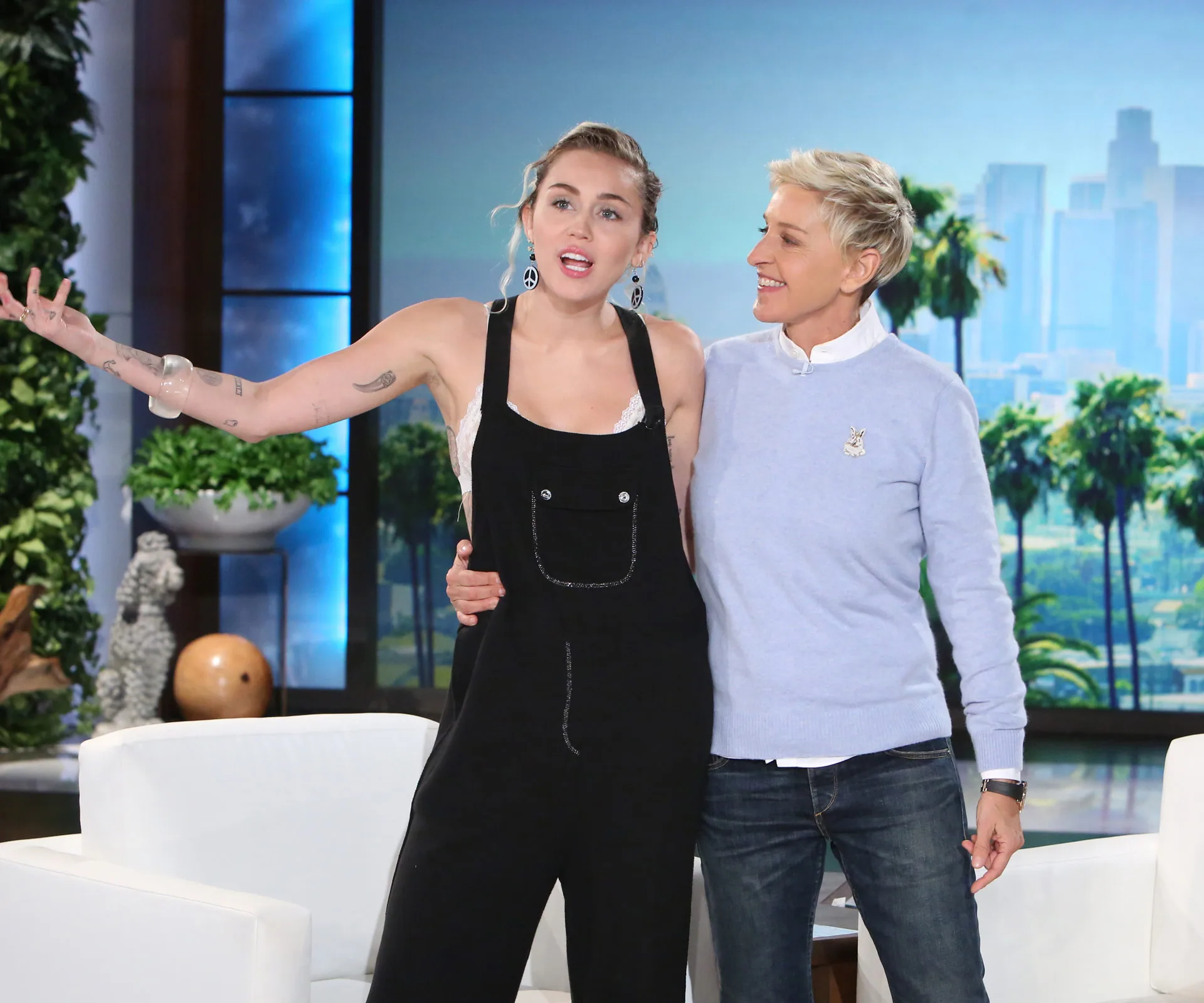 Miley Cyrus admits she doesn't like her engagement ring
