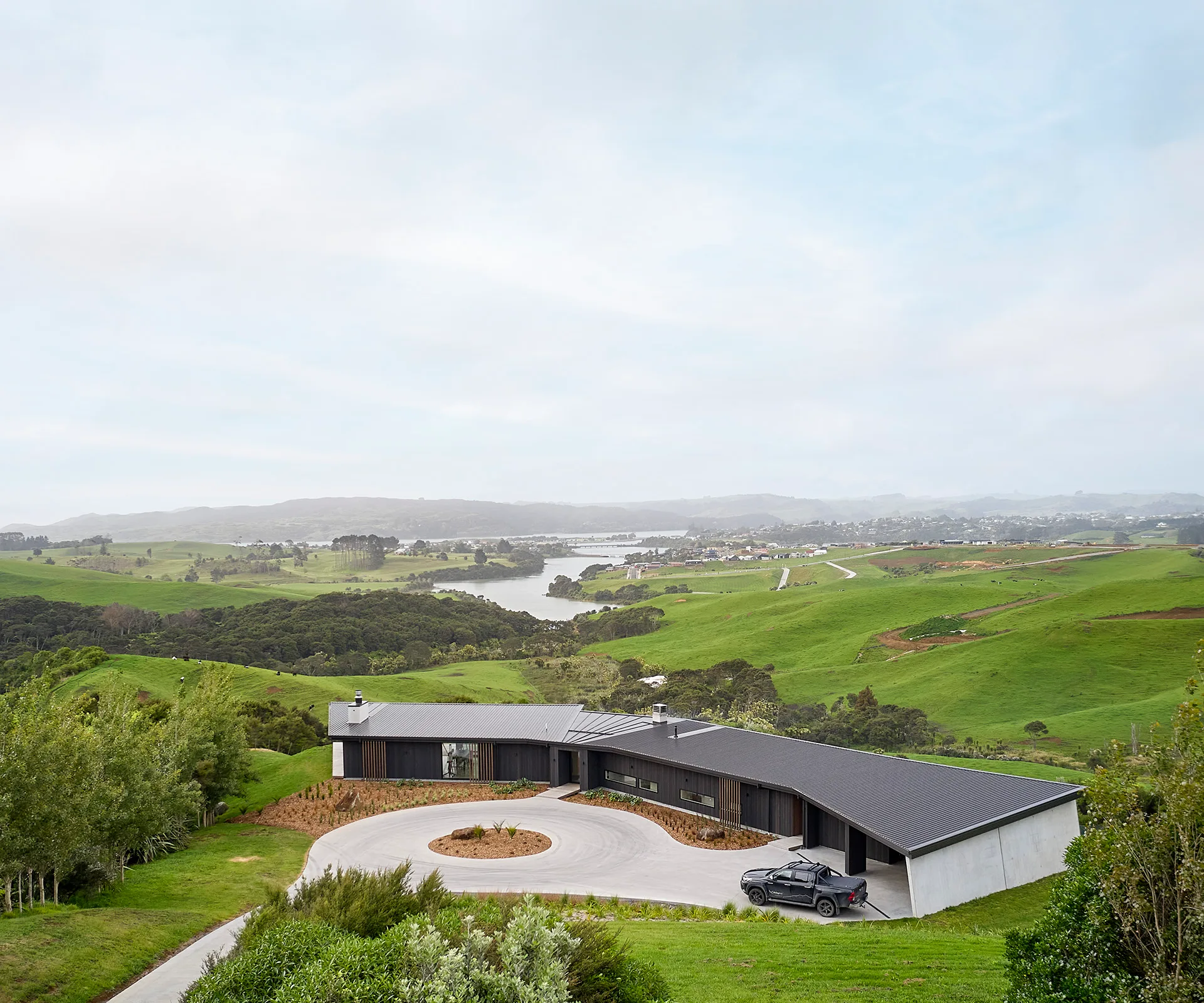 The design of this statement Raglan home pays tribute to its stunning views
