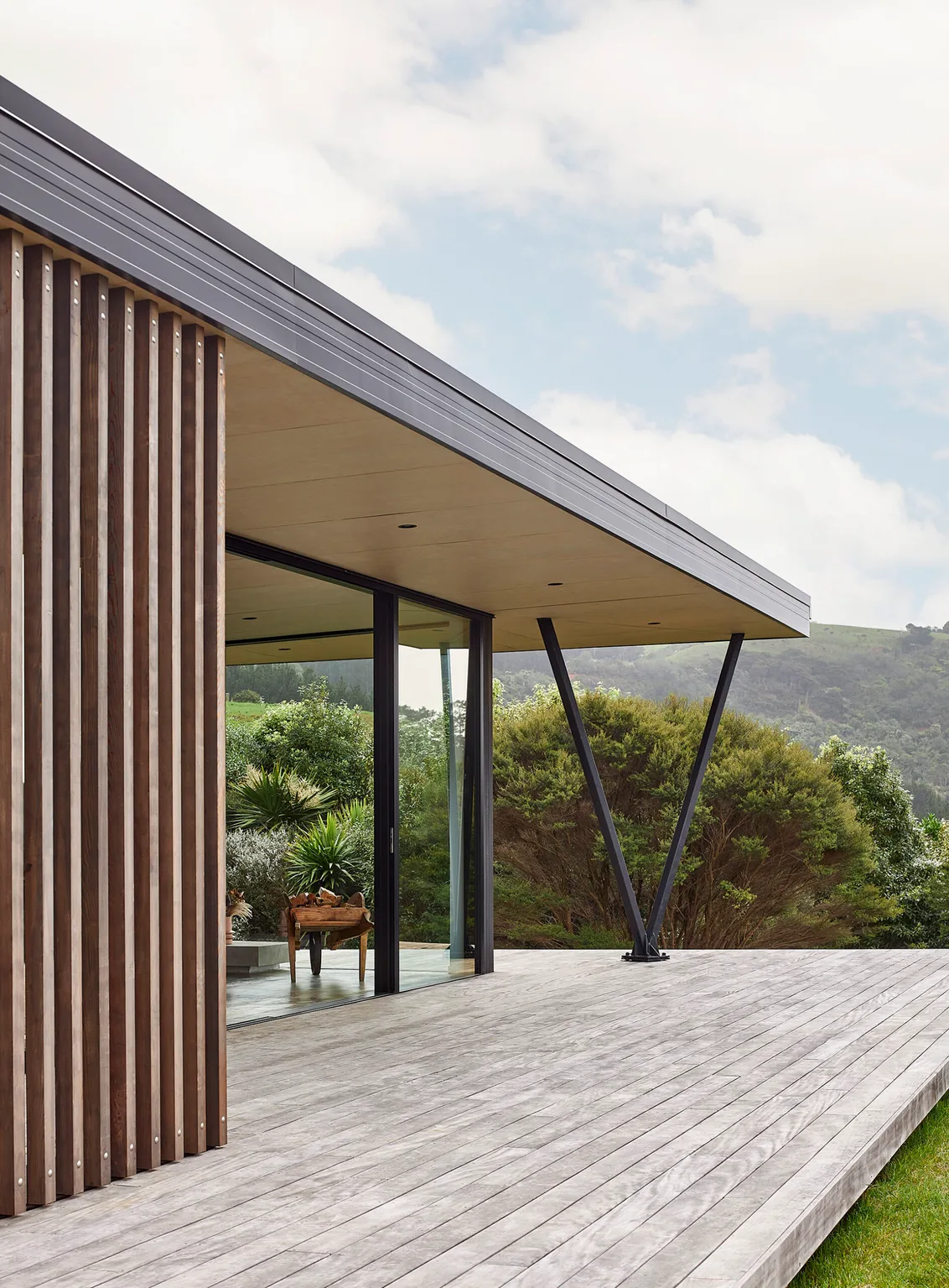 The design of this statement Raglan home pays tribute to its stunning views