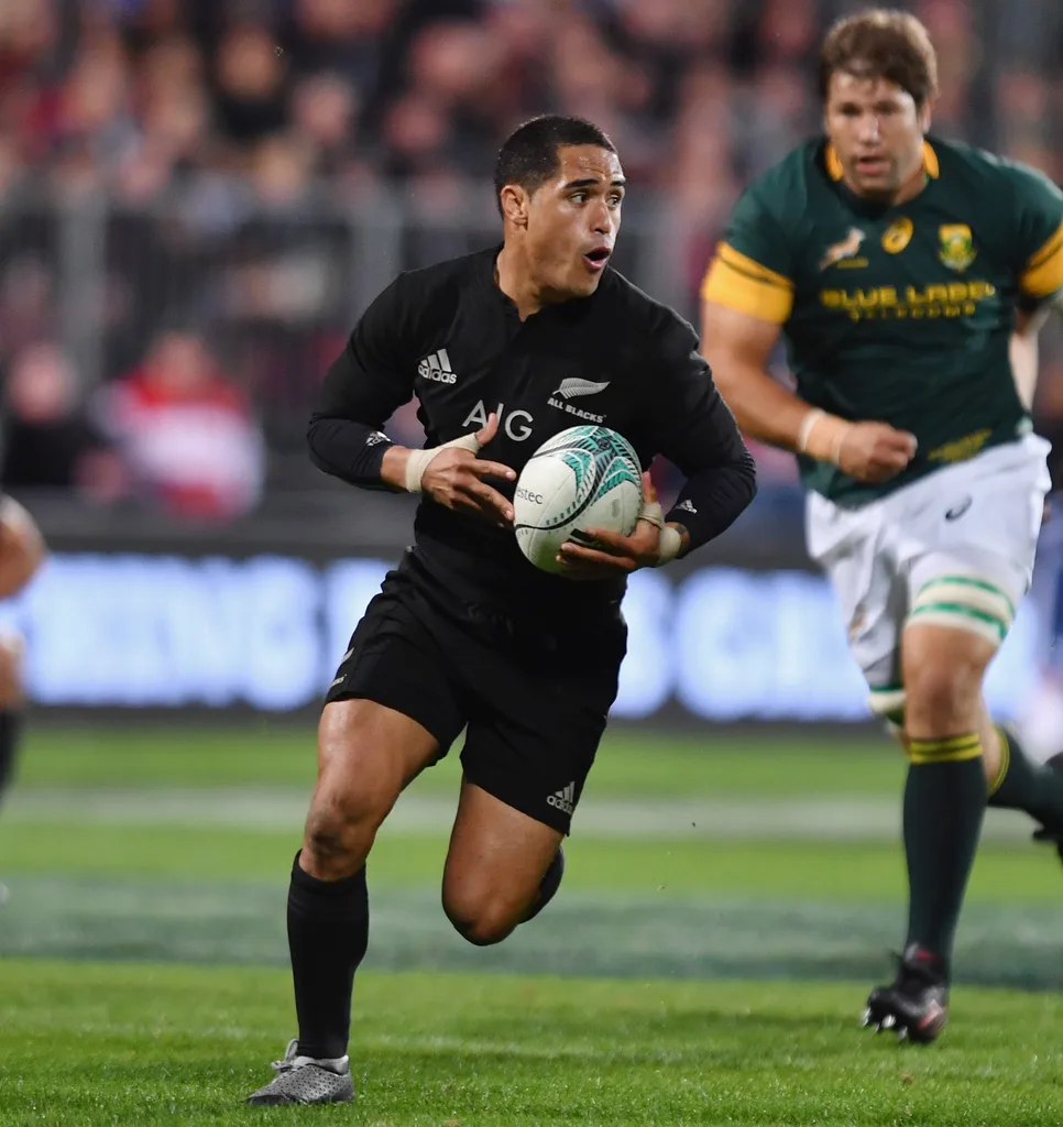 Aaron Smith apologises for toilet incident