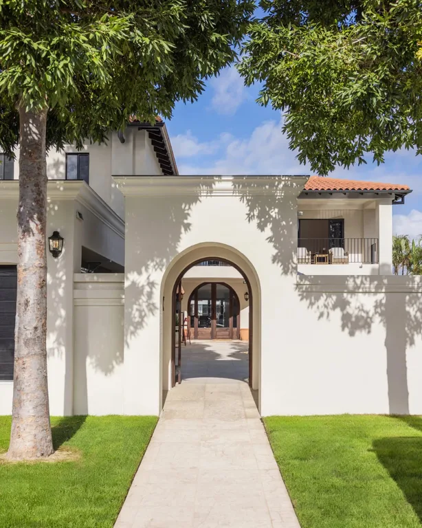 Smart Entrance Ideas for a More Welcoming Home | Homes To Love