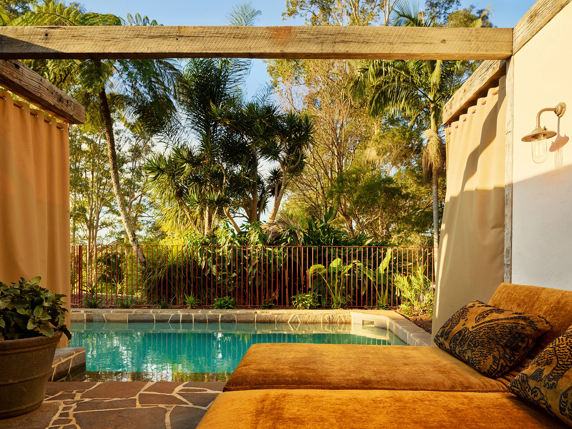 Explore Sun Ranch, Byron Bays Laid-back Luxury Retreat Today | Homes To ...