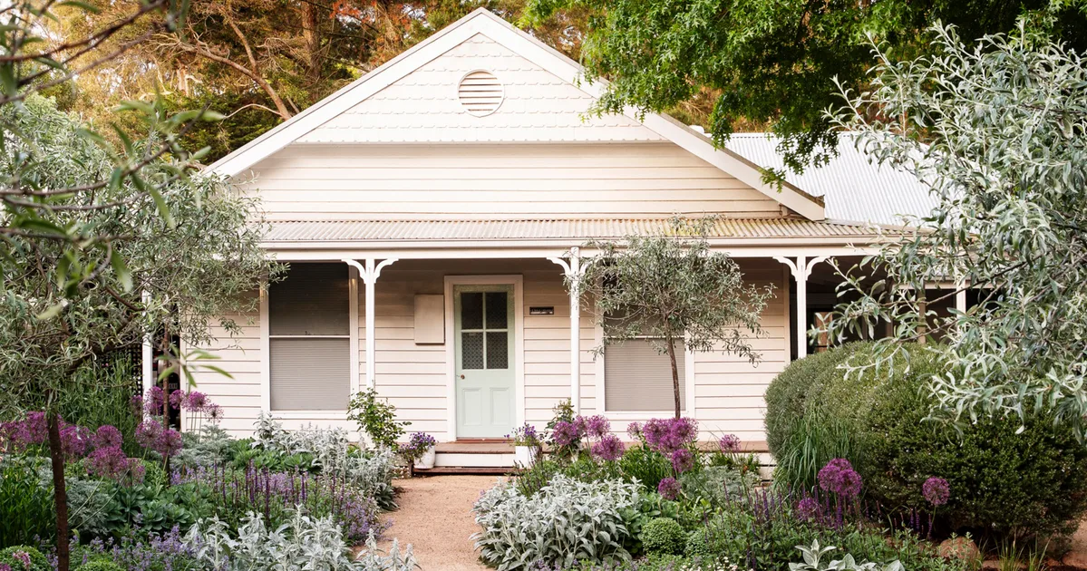 21 Irresistible Cottage-Style Homes | Homes To Love