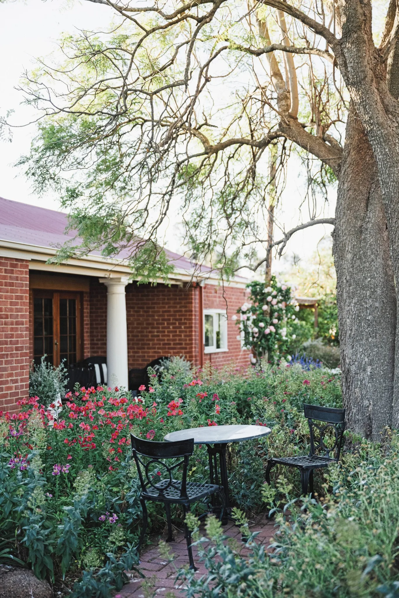 From bachelor pad to blooming oasis: inside an elegant cottage and ...