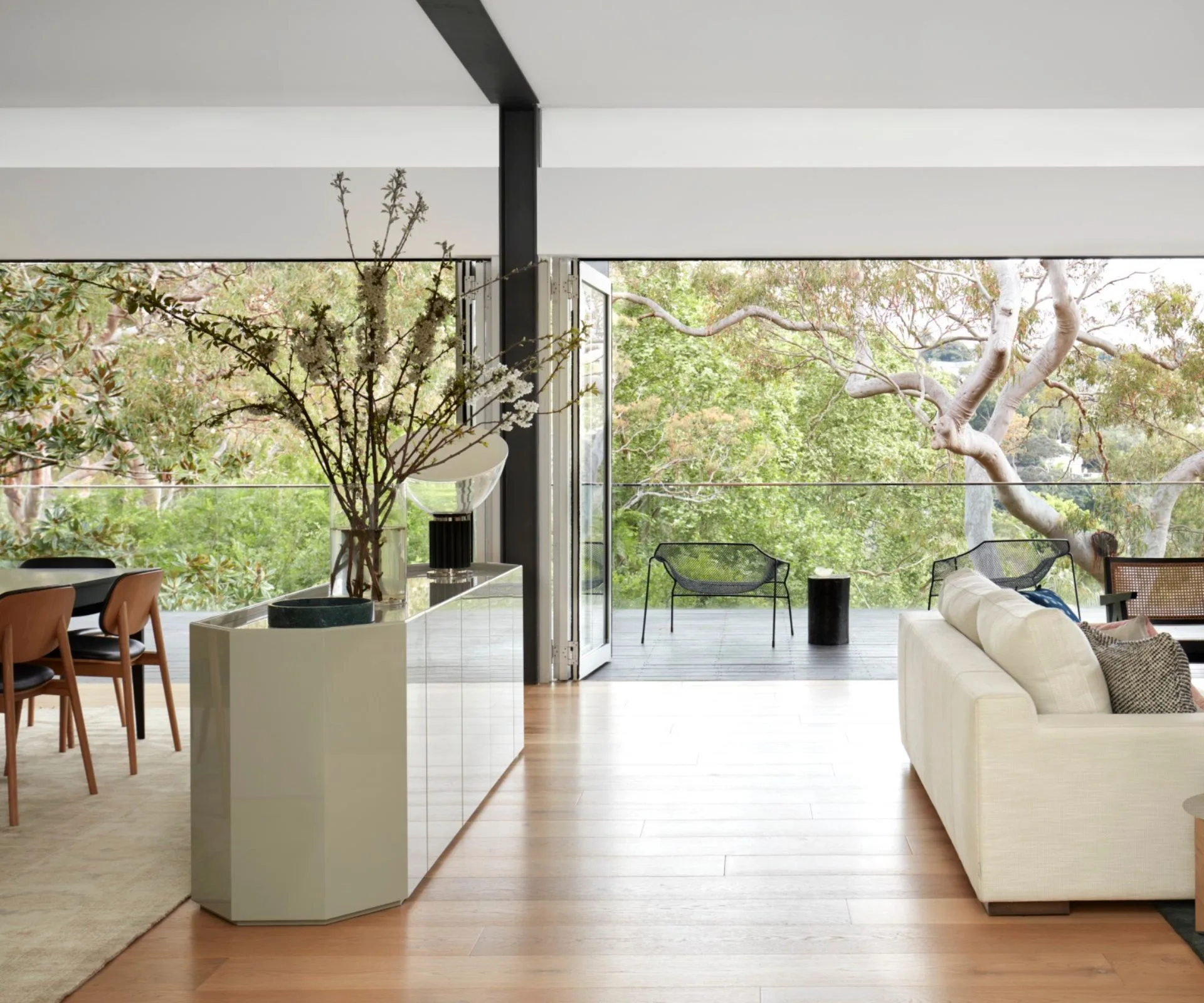 A Leafy Coastal Home Receives A Modern Refresh | Homes To Love