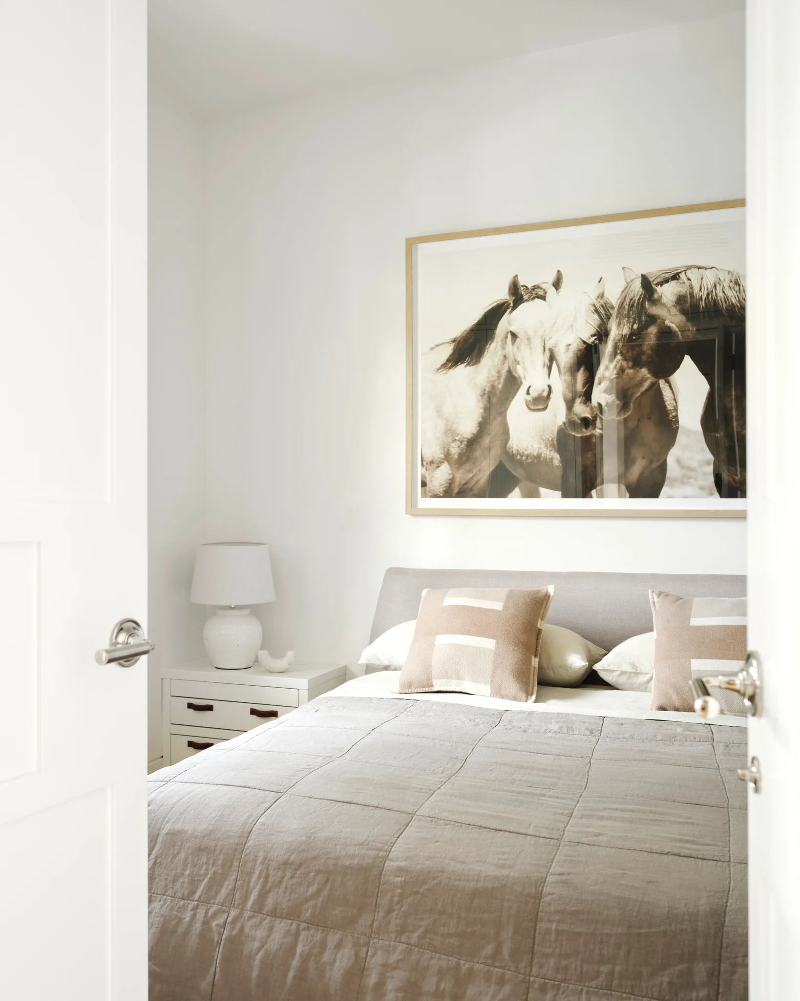 A Refined Terrace Home Provides A Backdrop For Colourful Art | Homes To ...