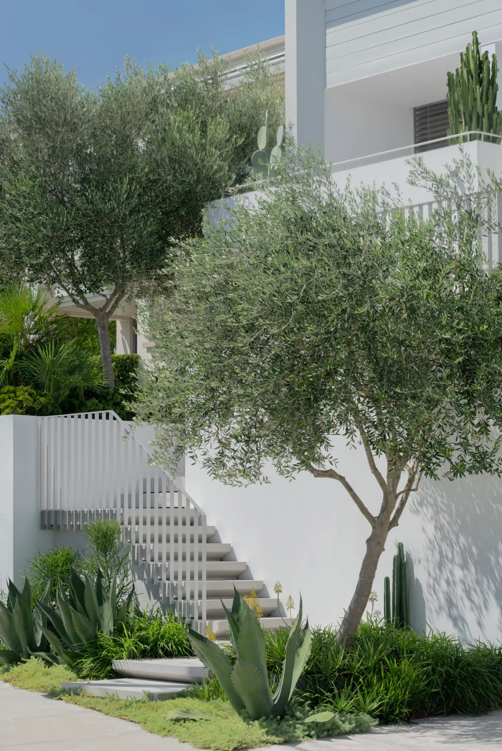 A Hardy Garden With Lush Plantings By The Harbour | Homes To Love