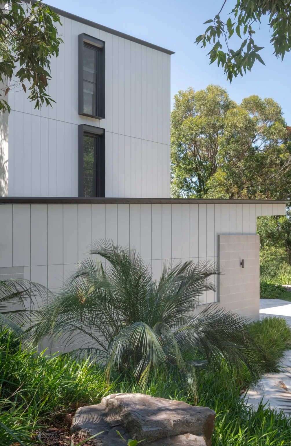 A Hardy Central Coast Garden Where the Bush Meets the Sea | Homes To Love